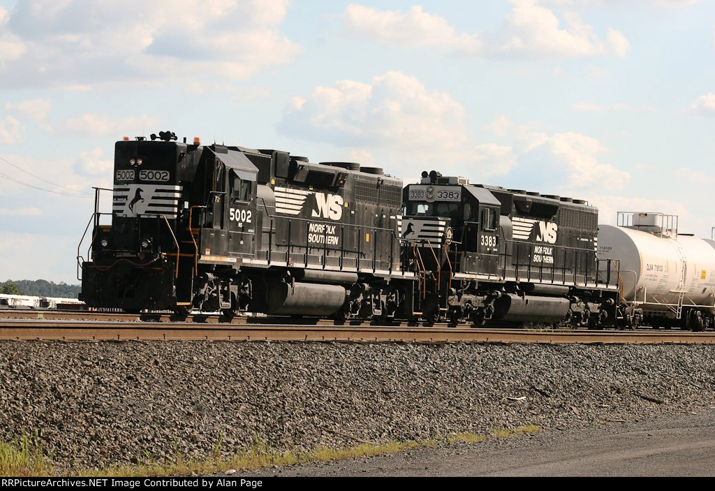NS GP38-2 5002 and SD40-2 3383